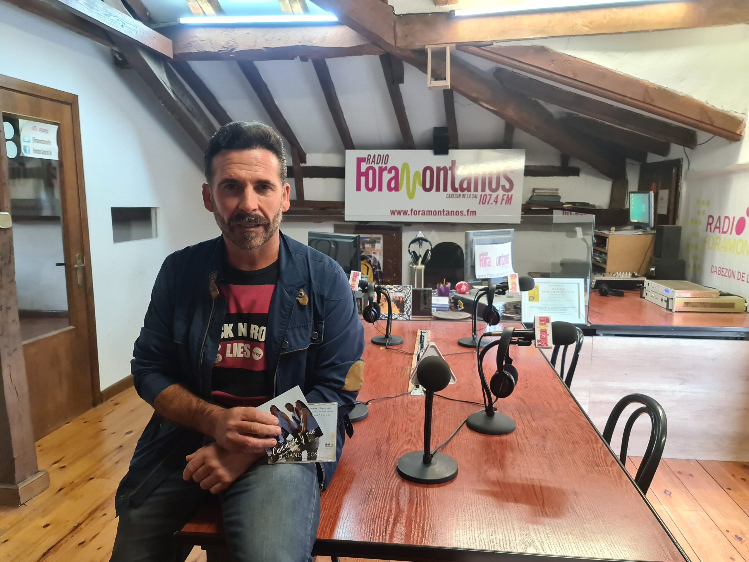 Rafi Cosío presentando el nuevo disco de Hermanos Cosío “Cantabria y ...